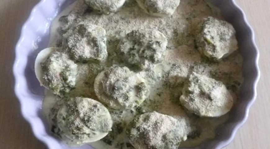 Sprinkle Egg Crumbs Eggs na may puree mula sa Sorrel.