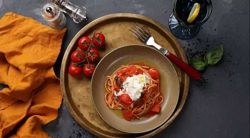 Espageti tomat soti nan Andrei Ivanova, Fornetto