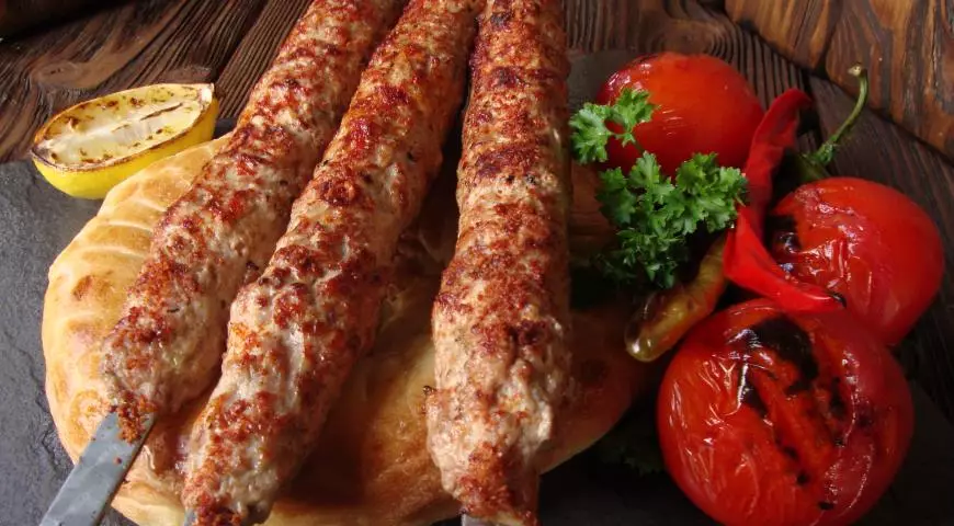 Przygotowanie Adana Kebab lub Adana Dumur Kebab (Adana Kebabi)