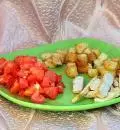 Iškirpkite vištienos filė, pomidorai ir smulkintuvai