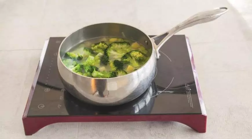 מתכון בישול תמונה: מרק ברוקולי עם תרד, צעד מס '2