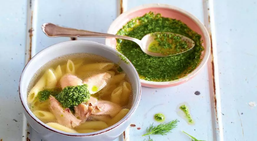 Tagliatelle di pollo in un nuovo stile con pesto da aneto