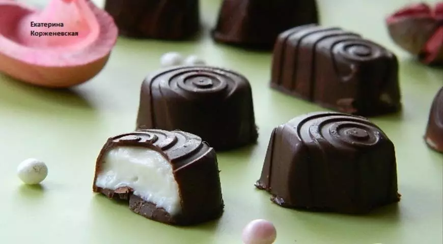 Gula-gula coklat dengan keju keju kotej