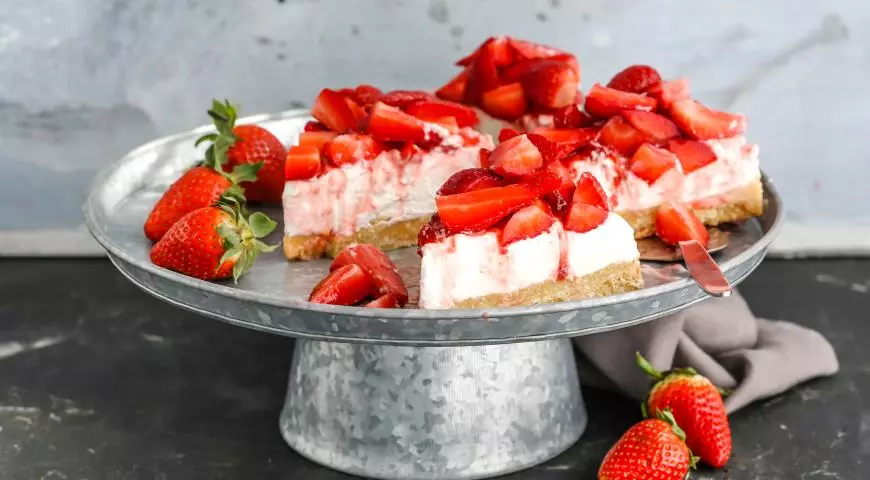 Cake sûnder bakken mei aardbeien