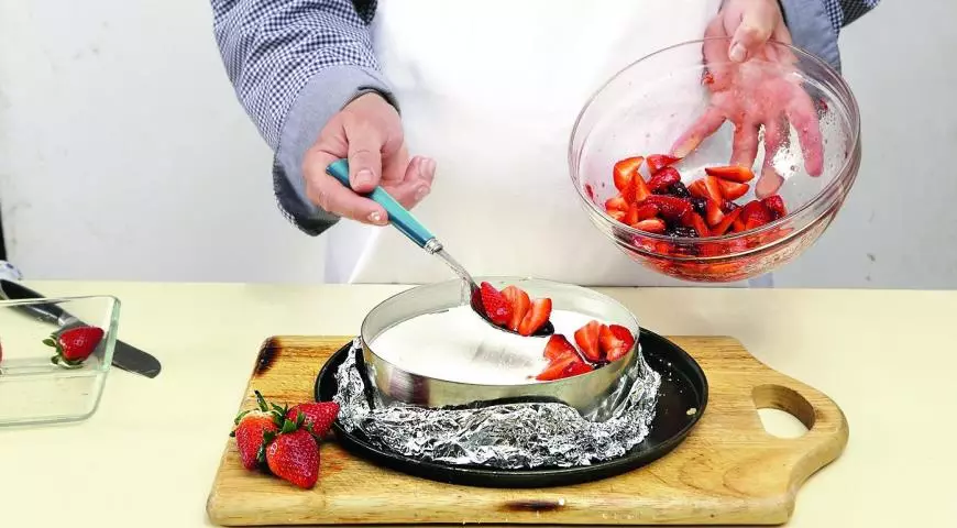 Foto de stock Receta de cocina: pastel sin hornear con fresas, paso número 5