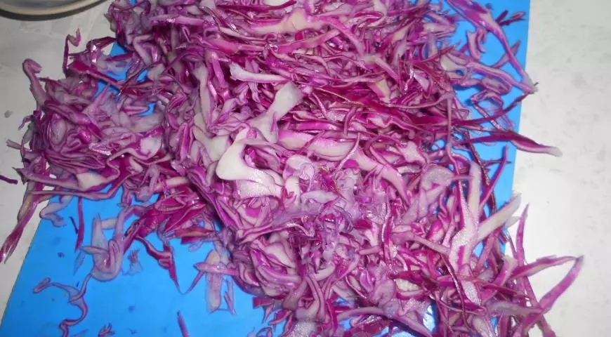 Chopping cabbage thiab txiav plums rau zaub xam lav