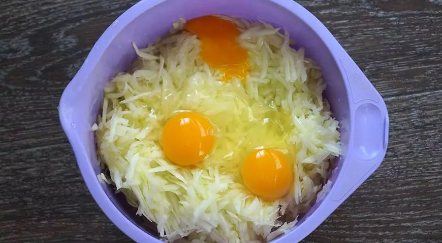 Foto da preparação da receita: bolo de abobrinha com queijo e tomates, passo número 2