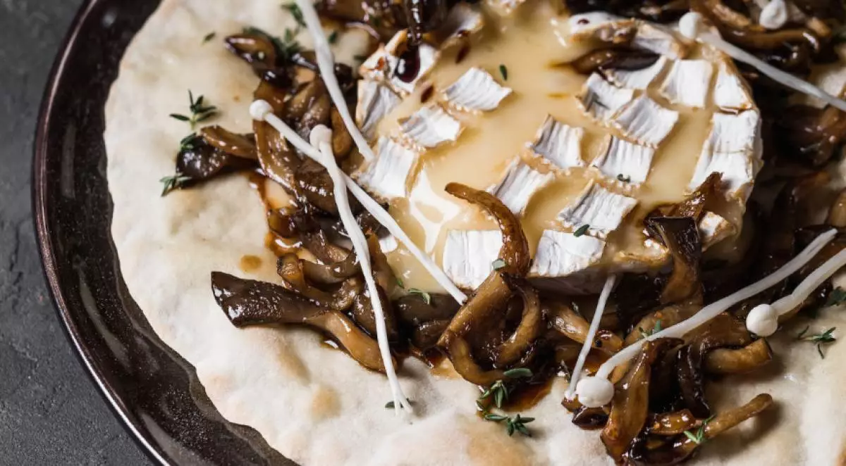 Camembert au four avec des champignons dans le style asiatique