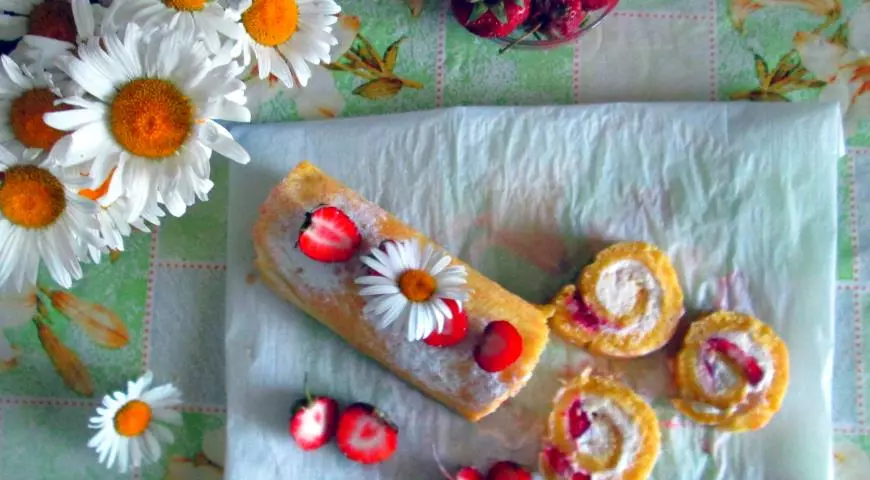 Delicioso rollo rápido para el desayuno con delicada crema de requesón.