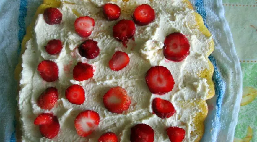 Smear Cottage Cheese Cream di doh, kemudian Lay Out Strawberi