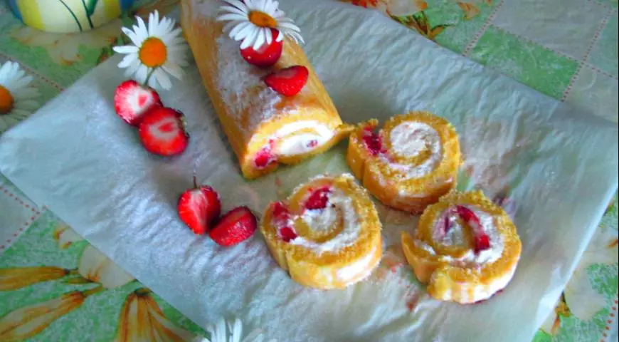 Rolo rápido para o almorzo con crema de queixo cottage tenra preparado para a alimentación