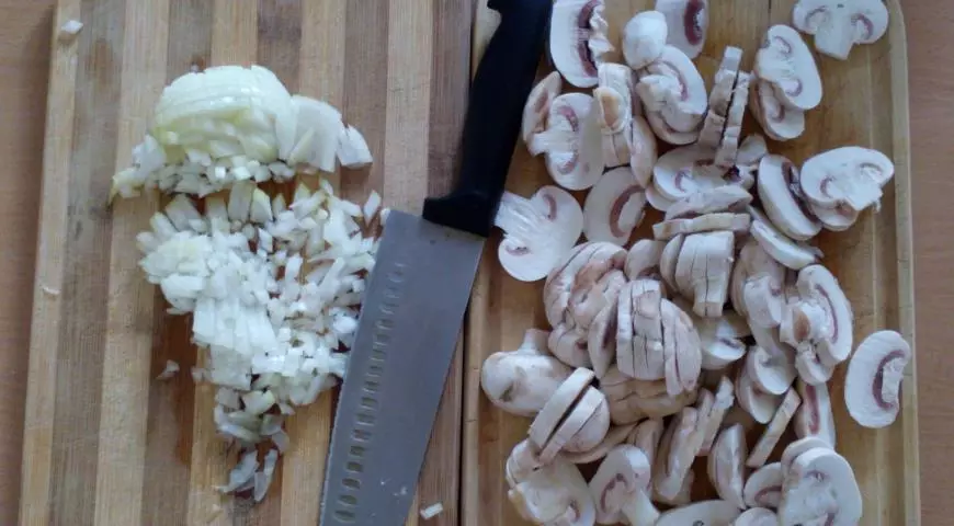 Krem risotto için soğan ve champignons kesmek