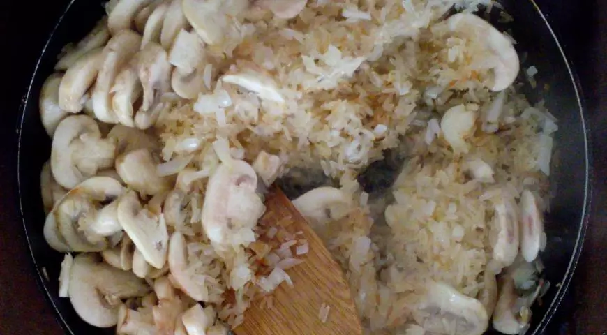 Mantarlı risotto için kızartma malzemeleri