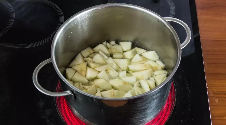 |免版稅照片烹飪食譜：酸性奶油上的蘋果餡餅，步驟№4