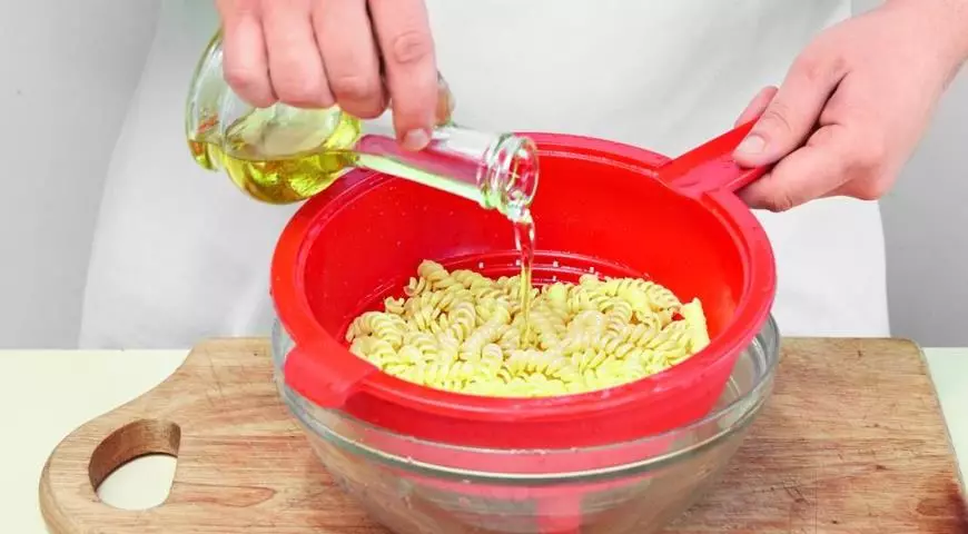 Stock Photo Kochen Rezept: Fusilli-Salat mit Meeresfrüchten, Schritt Nummer 2