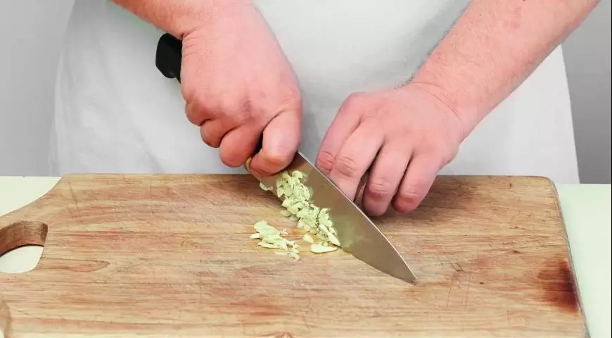 Foto der Vorbereitung eines Rezepts: Fusilli-Salat mit Meeresfrüchten, Schrittnummer 3