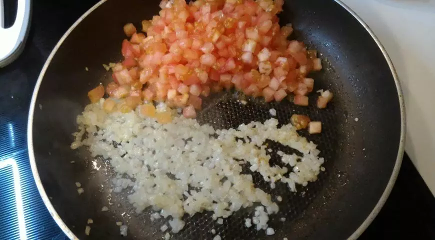 Bawang goreng, bawang putih lan tomat