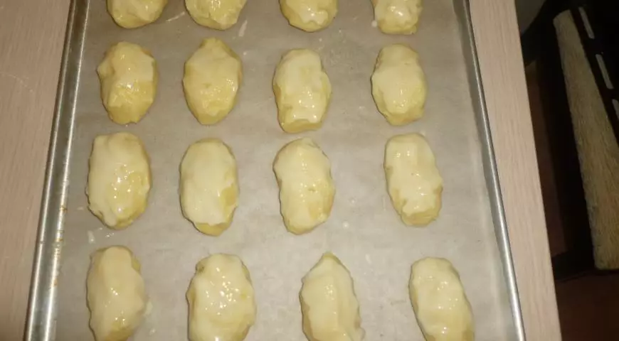 Hornear galletas con mermelada de piña en el horno.