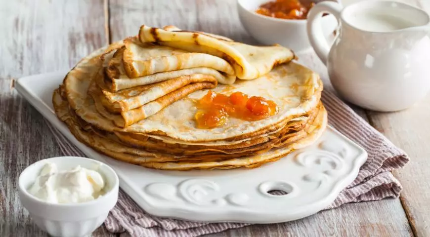 Zelfgemaakte dunne pannenkoeken