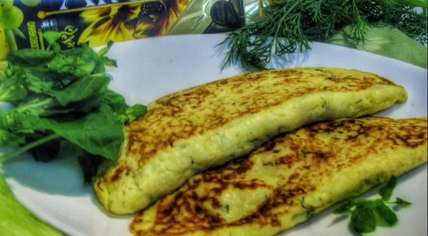 Chebureks dari Zucchini dengan berbagai tambalan sudah siap