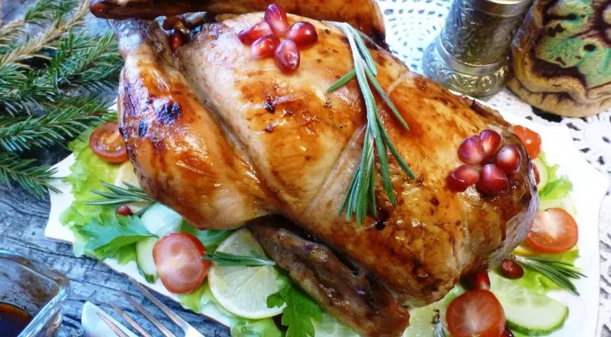 Pollo relleno de arroz, castañas y almendras.