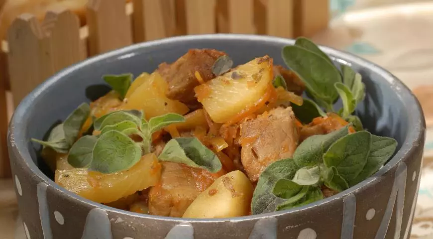 Pork, stewed with pineapple