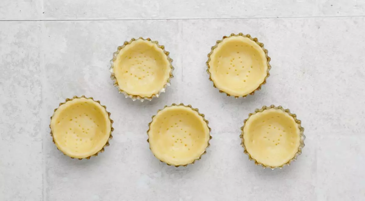 Stock Foto kuhanje recept: tartlets s kiselim vrhnjem i bič kavijar, korak 2