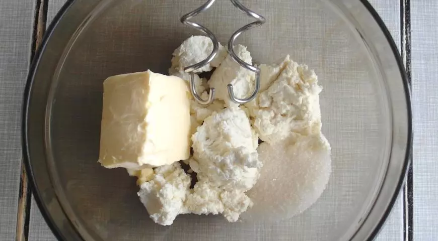 Ανακατέψτε τα συστατικά για το μαγείρεμα τυρί cottage