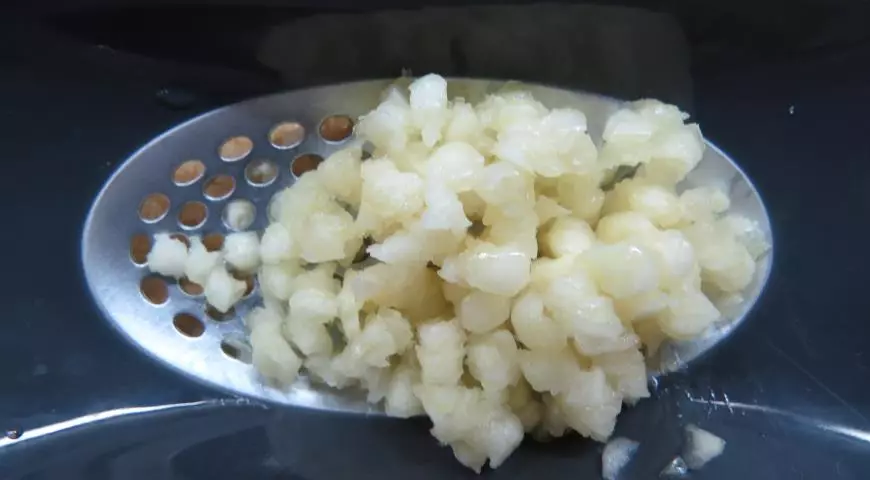Tagliare l'aglio per la marinata