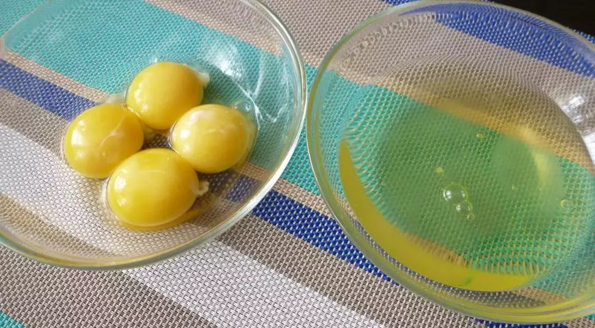 Em hêkên li ser squirrels û yolks dabeş dikin