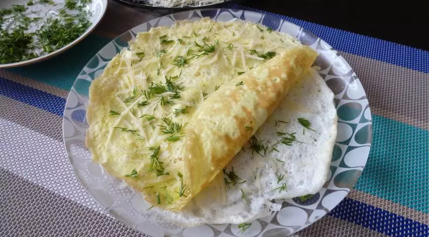 Freír huevos revueltos a rayas y aplicar a la mesa.