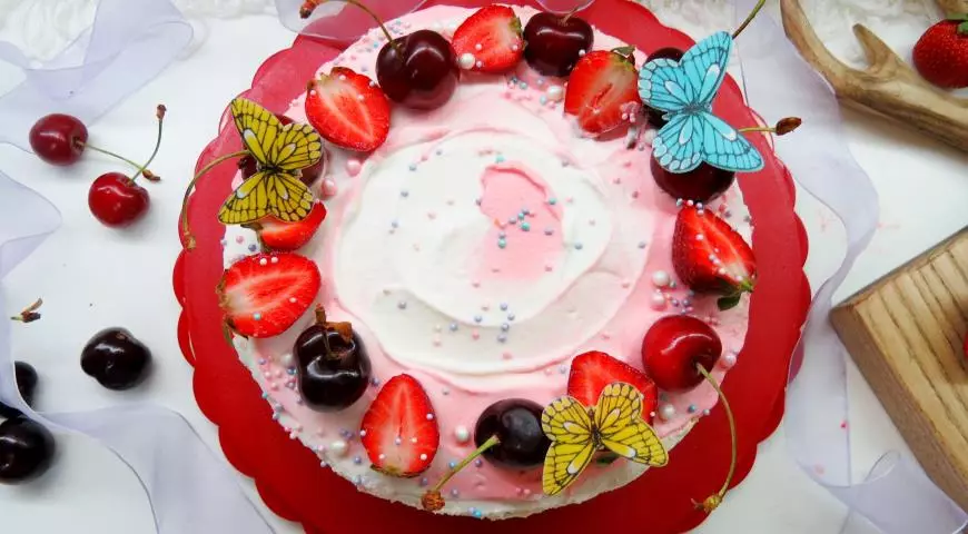 Pastel con pastel de frambuesa adornado crema y decorado