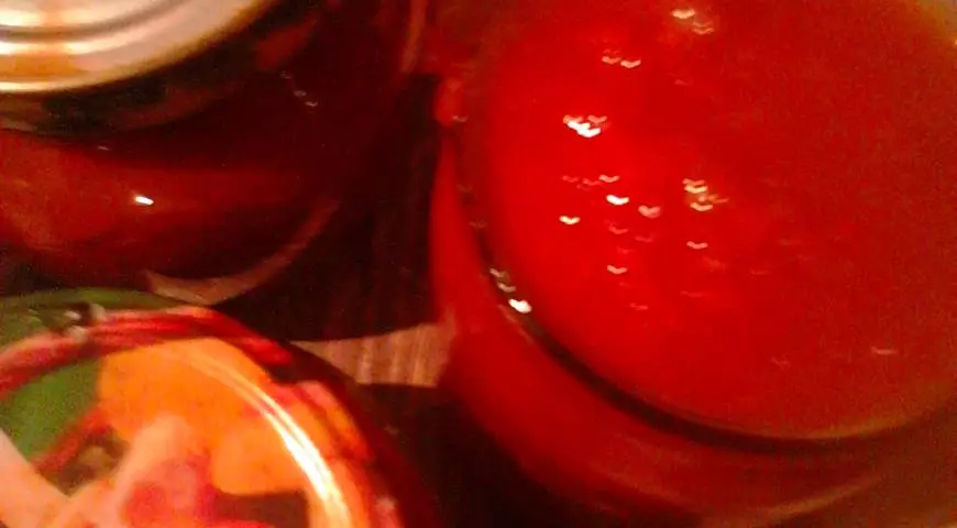 Decompose a plum-tomato ketchup for sterilized banks and close the lid