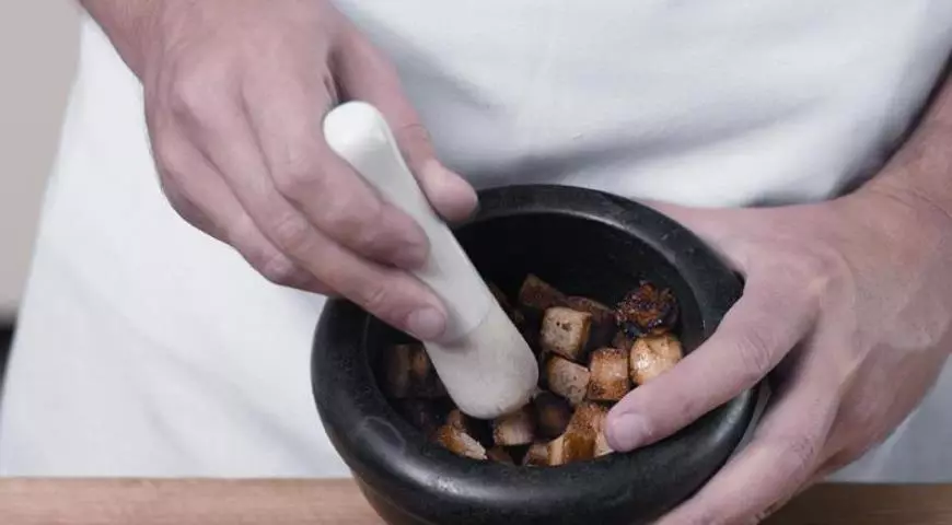 Foto e përgatitjes së recetës: merak nga patatet me cod, numri i hapit 3