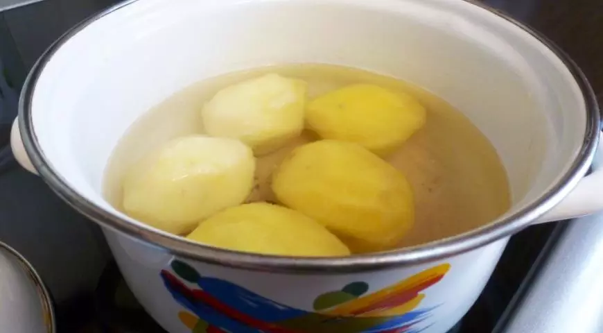 Puhdistetut perunat kaataa vettä