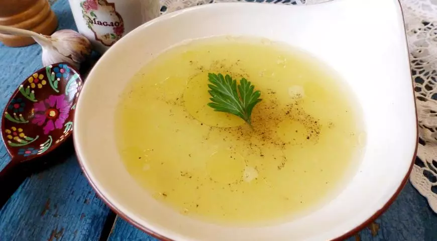 Spill supu ya Babushkin kwenye sahani.