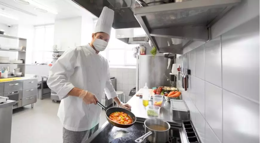 Koken in een restaurantkeuken tijdens Coronavirus Times