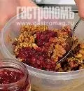 புகைப்படம் சமையல் செய்முறையை: அக்ரூட் பருப்புகள் மற்றும் barberry சாஸ் கொண்ட கோழிகள், படி எண் 3