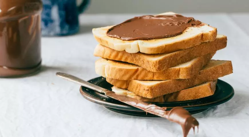 Toast with chocolate cream