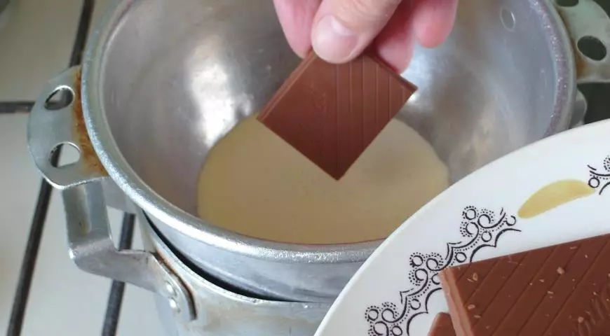 Gătit ganash de ciocolată pentru desert rece
