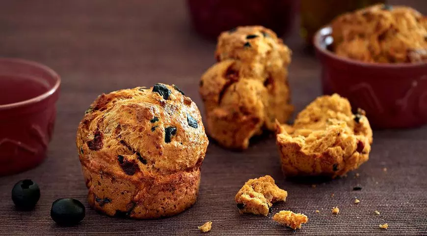 Muffins với ô liu và cà chua khô