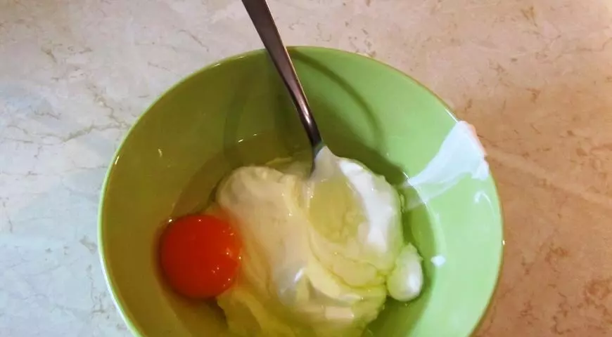 Zmešajte kislo smetano z jajcem za testo