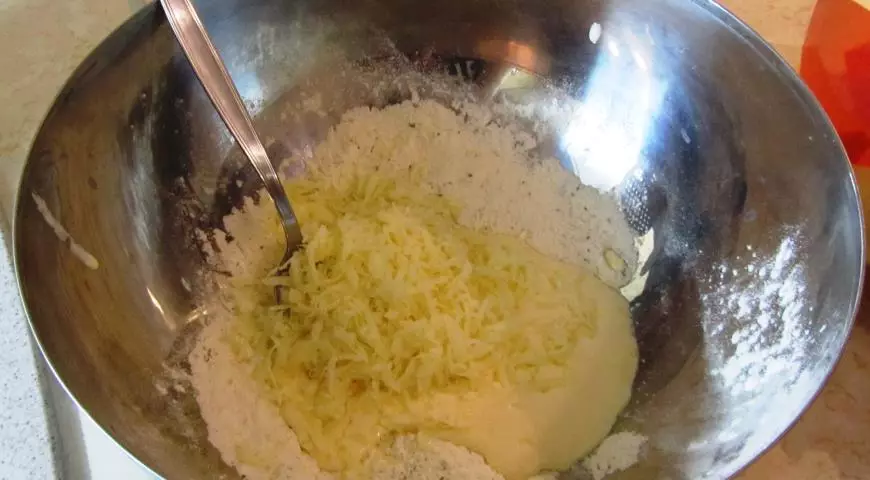Strofinare il formaggio sulla grattugia