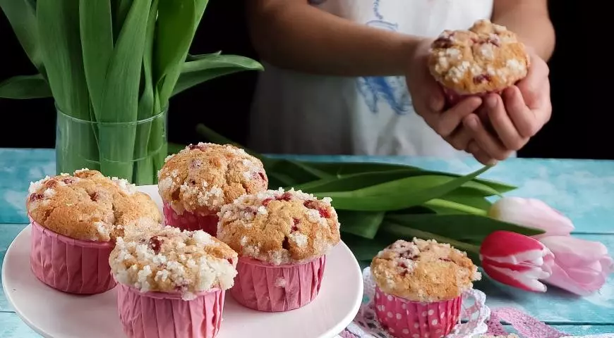 Banayad na muffins na may berries at asukal crust.