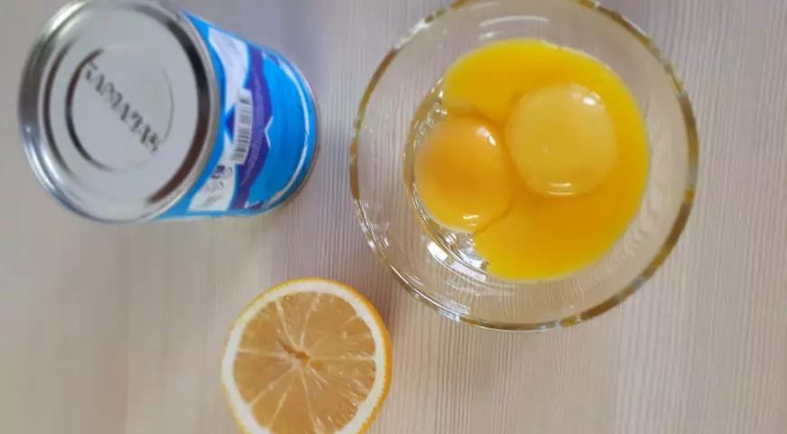 Preparazione della torta con latte condensato e noci