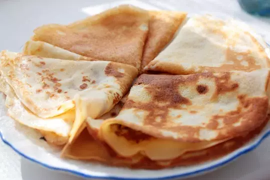 Elena ilyina မှနို့ပေါ်တွင် pancakes