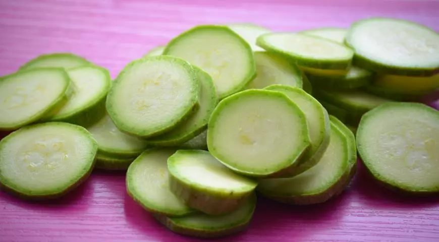 Zucchine di insalata tagliate in cerchi