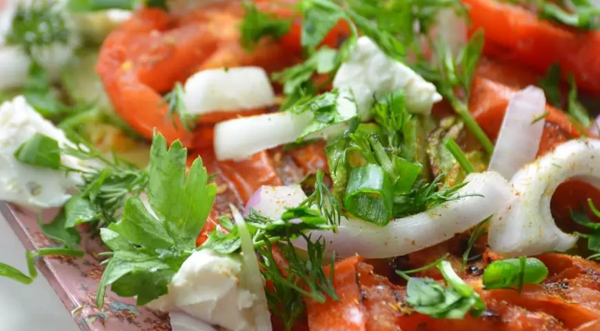 Chúng tôi thu thập salad, thêm phô mai và rau xanh