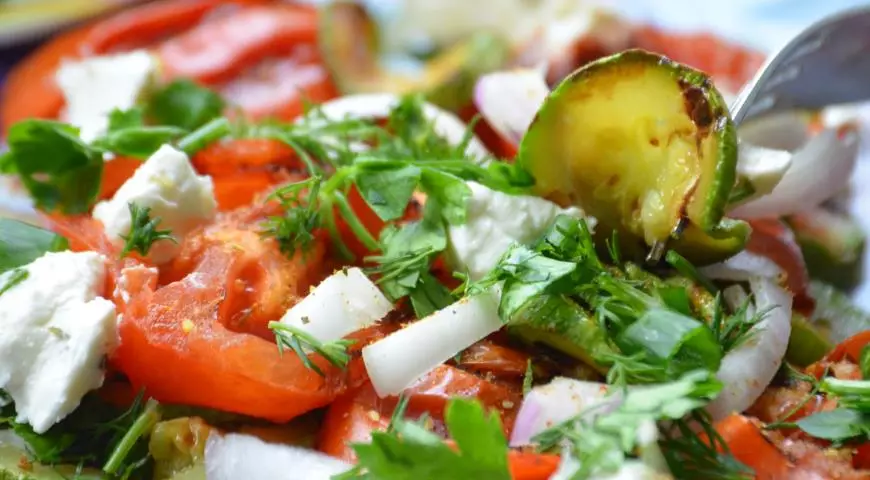 Pronto insalata di verdure al forno con alimento della ricotta al tavolo