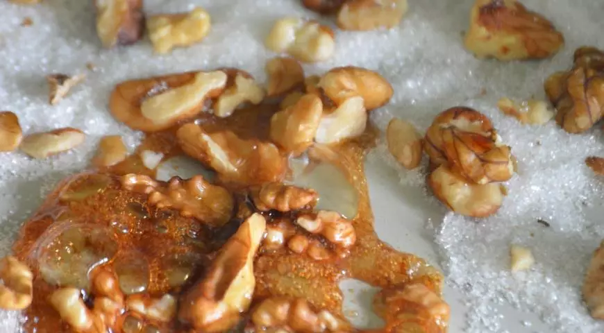 Caramelizuem walnuts.